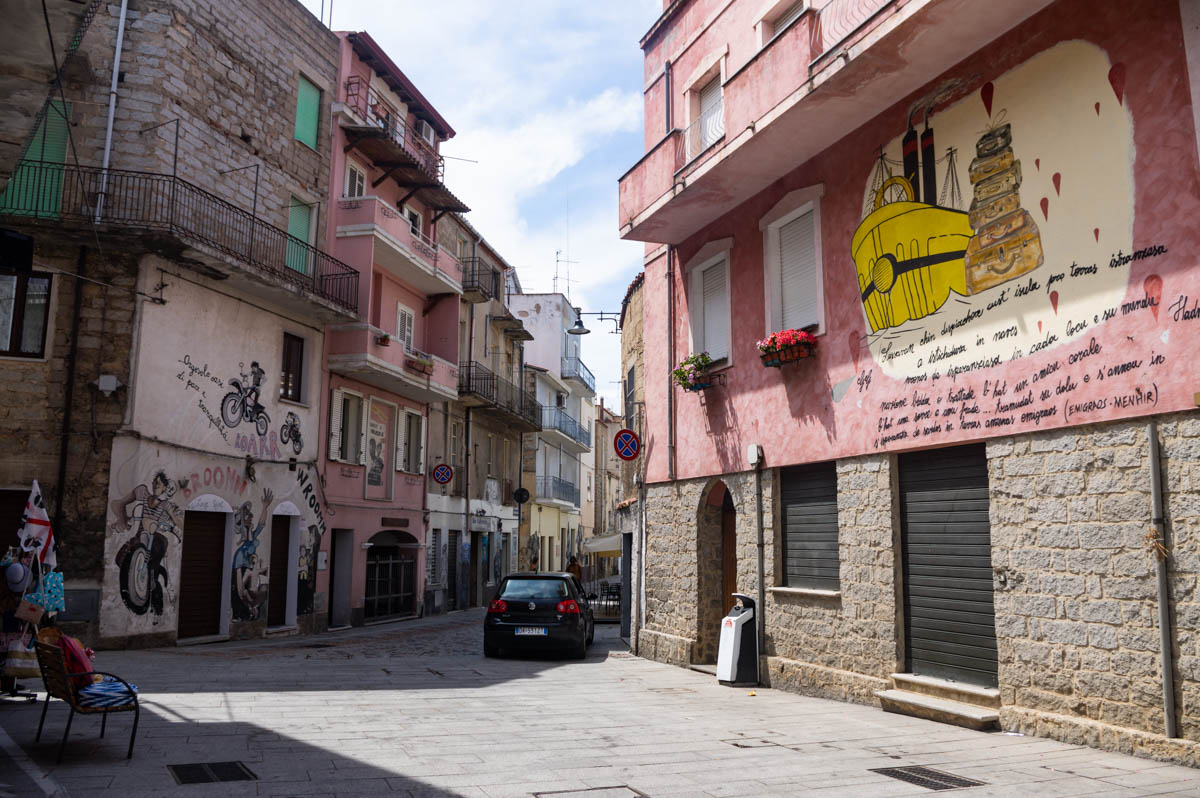 Visiter Orgosolo : un musée street-art à ciel ouvert en Sardaigne ...